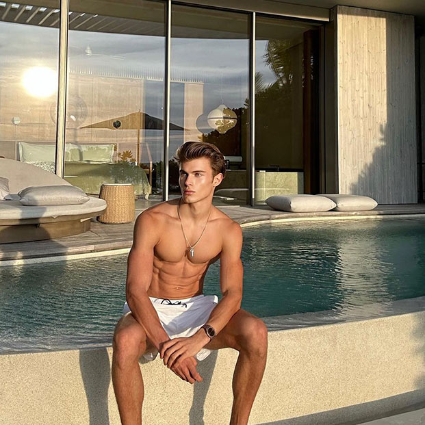 Leo Stuke แจกวาร์ปนายแบบสุดหล่อ ขวัญใจสาวไทยทั่วประเทศ