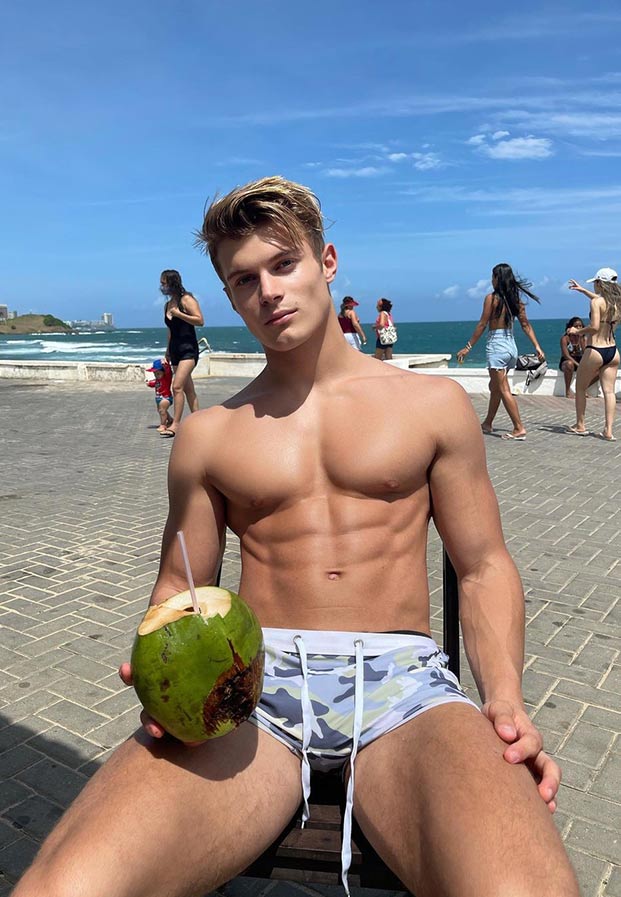 Leo Stuke แจกวาร์ปนายแบบสุดหล่อ ขวัญใจสาวไทยทั่วประเทศ