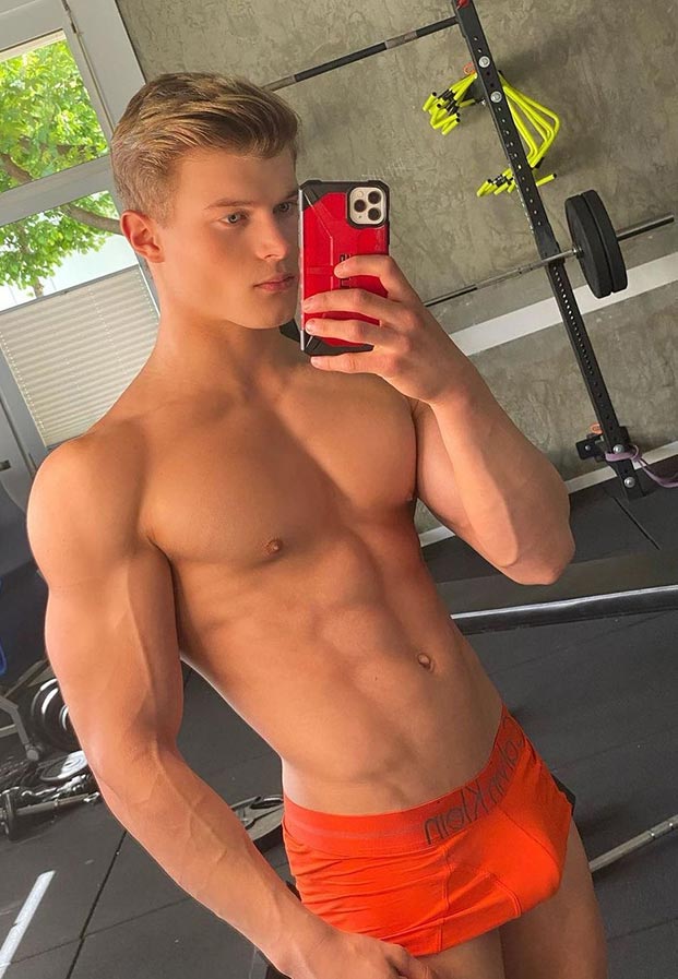 Leo Stuke แจกวาร์ปนายแบบสุดหล่อ ขวัญใจสาวไทยทั่วประเทศ