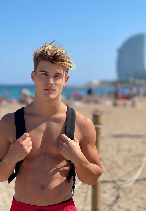 Leo Stuke แจกวาร์ปนายแบบสุดหล่อ ขวัญใจสาวไทยทั่วประเทศ