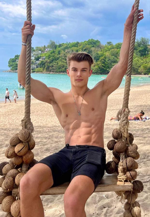 Leo Stuke แจกวาร์ปนายแบบสุดหล่อ ขวัญใจสาวไทยทั่วประเทศ