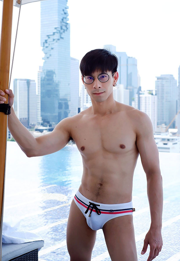 Tacky Krissana แจกวาร์ปหนุ่มแว่นสุดแซ่บ ร้อนแรง แน่นทุกอณู